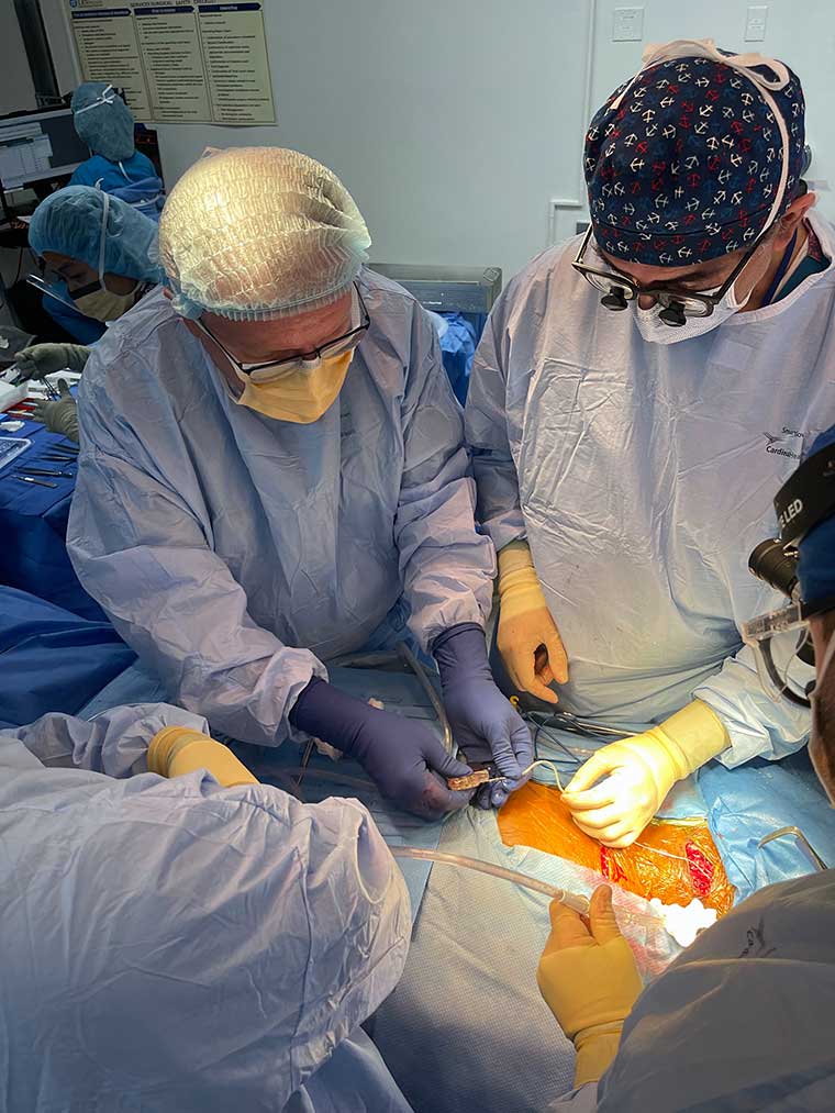 Dr. Panagiotis Kougias, chirurg i Dr. Adam Budzikowski, kardiolog ...